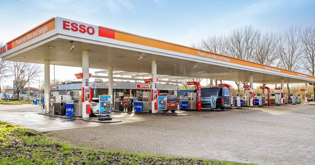 Esso kleurt tankstations oranje als steun aan Red Bull Racing ...